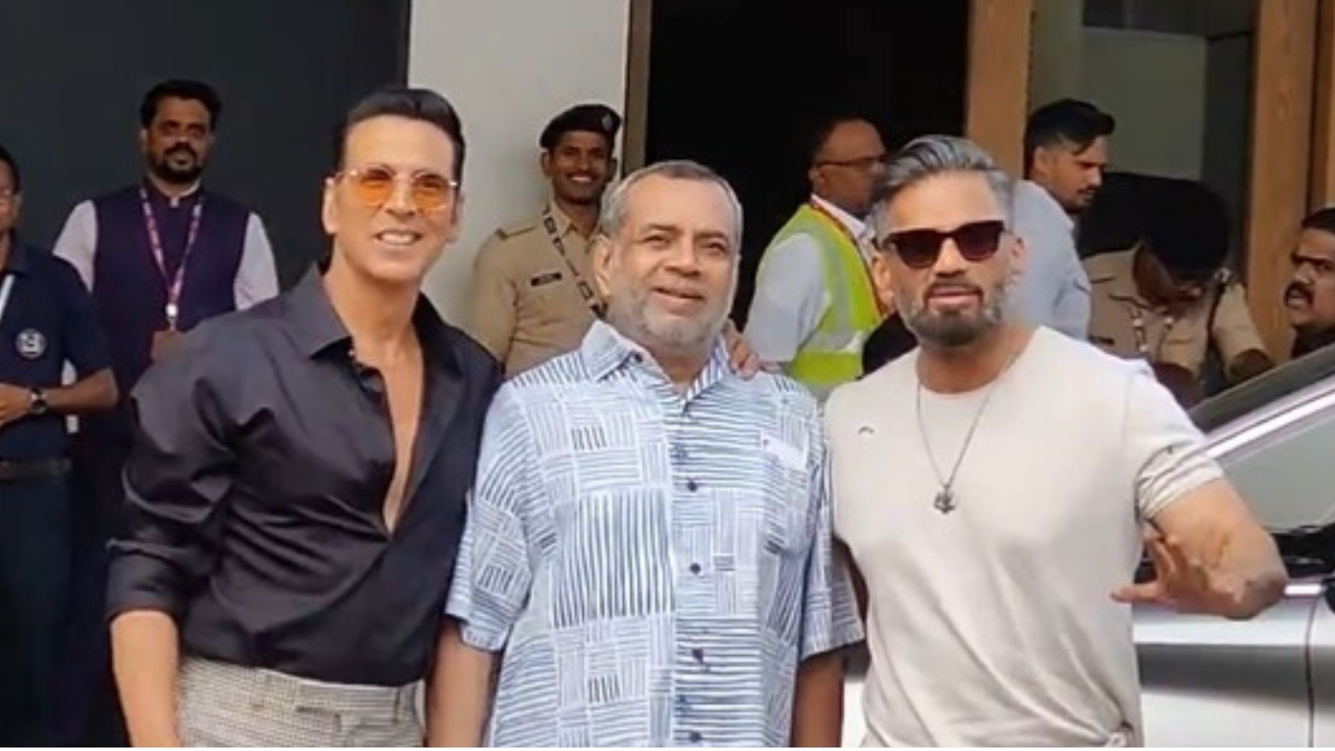 'Hera Pheri 3...? एक साथ मुंबई एयरपोर्ट पर नजर आए Akshay Kumar, Suniel ...