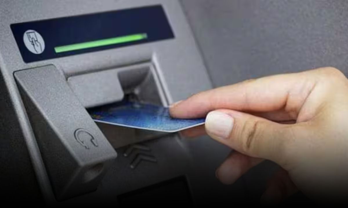 ATM Fraud के लिए लगाया गजब का दिमाग! जानें कैसे स्कैमर्स ने बैंक और ...