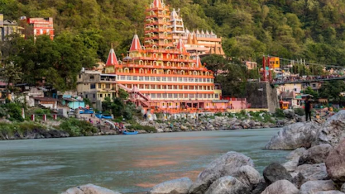 आखिर नदियों में क्यों फेंके जाते हैं सिक्के? आस्था या विज्ञान क्या है ...