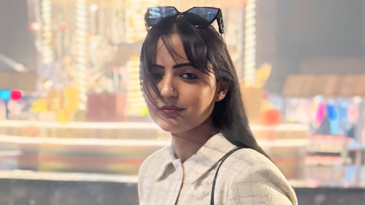 कौन हैं Shehla Rashid? जिसने इंडियन आर्मी के खिलाफ उगली थी आग, अब ...