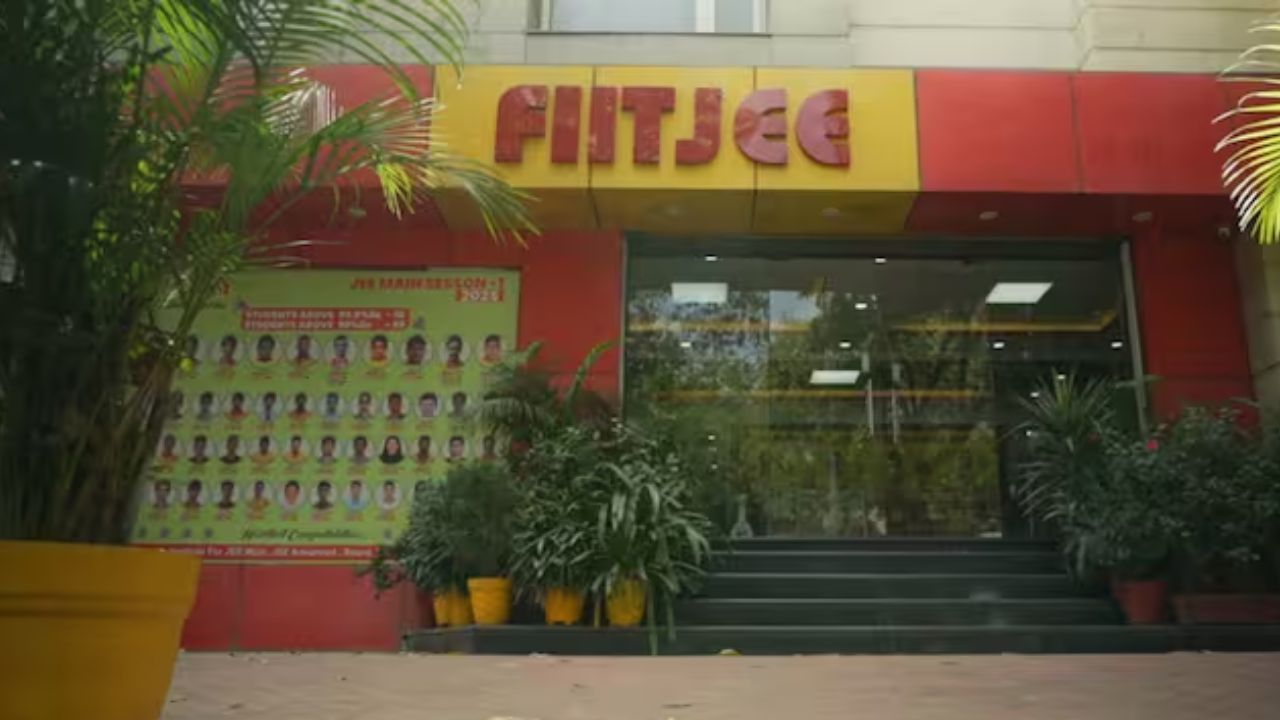 कौन हैं FIITJEE के मालिक डीके गोयल, ED ने 10 ठिकानों पर क्यों की छापेमारी? | Who is FIITJEE ...