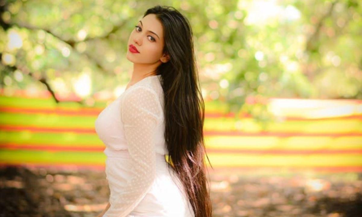 Simran Khan की हॉटनेस इंटरनेट पर कर रही धमाल!