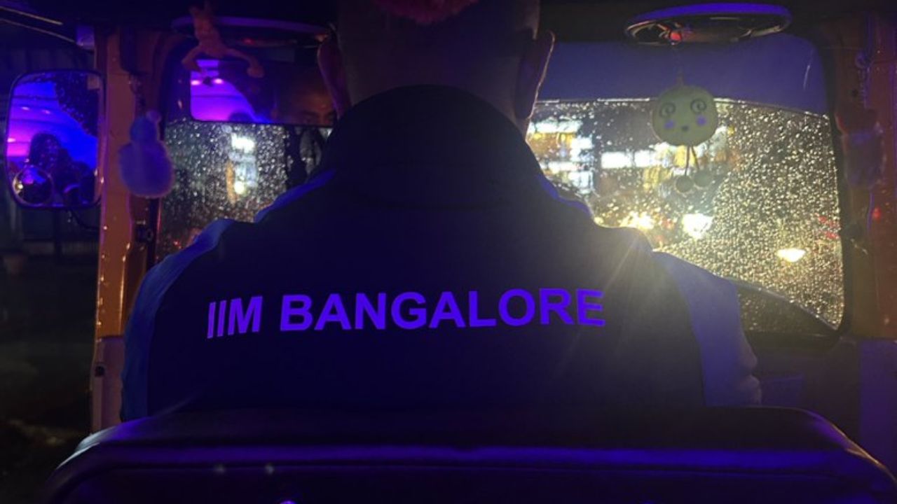 IIM-बैंगलोर जैकेट में ऑटो ड्राइवर को देख हैरान हुई बेंगलुरु की महिला ...