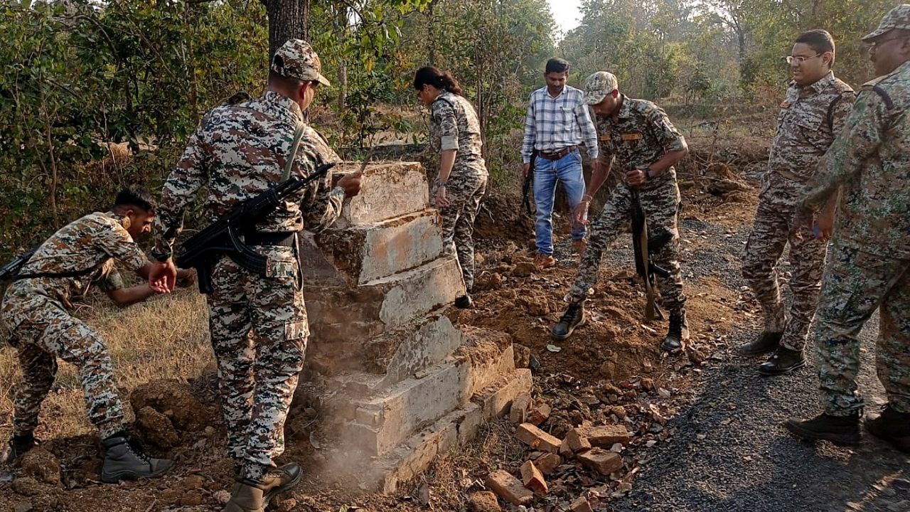 पलामू में सुरक्षाबलों और नक्सलियों के बीच मुठभेड़, मारा गया 5 लाख का ...