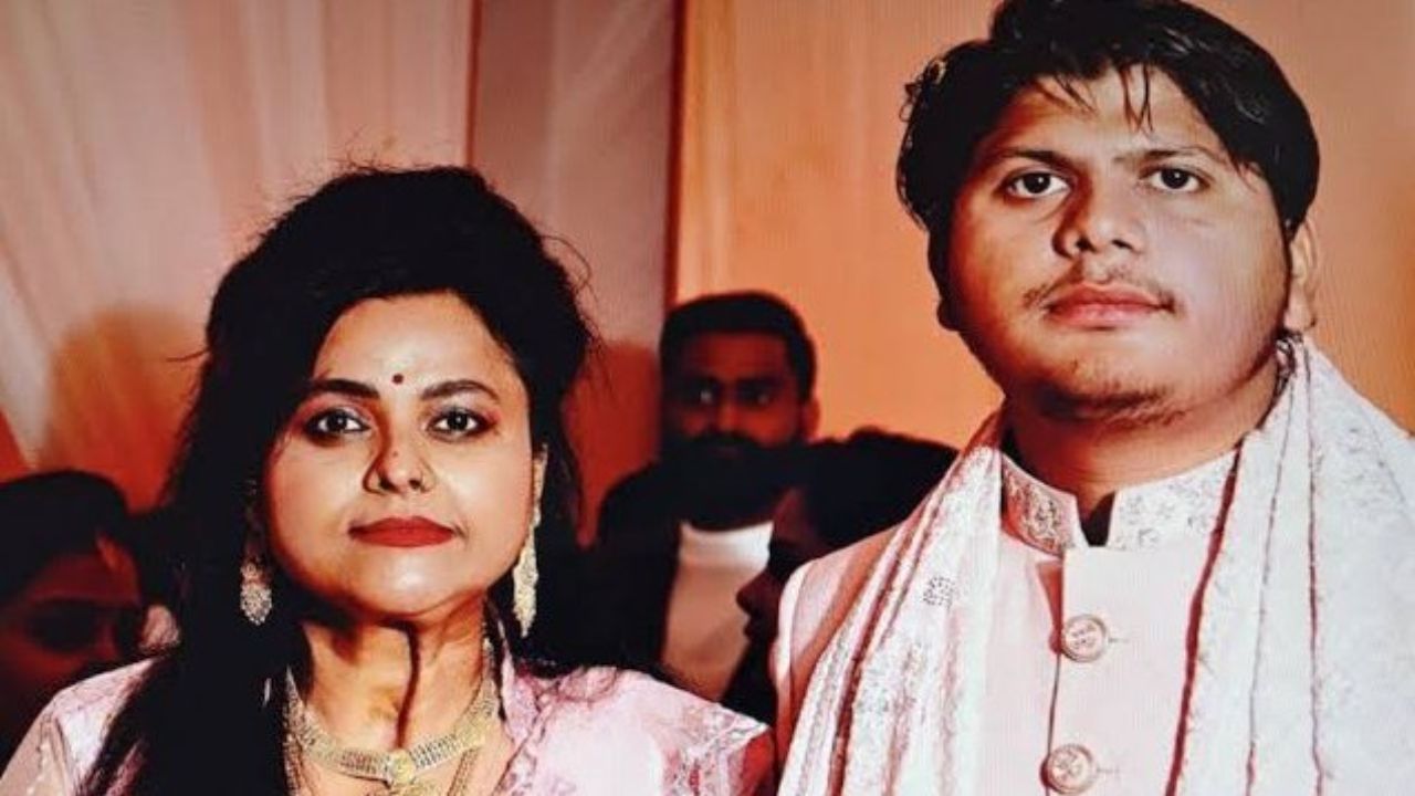 'लेडी गोडसे' ने मेरे बेटे को मरवा दिया... पूजा शकुन पांडे और उसके पति ...