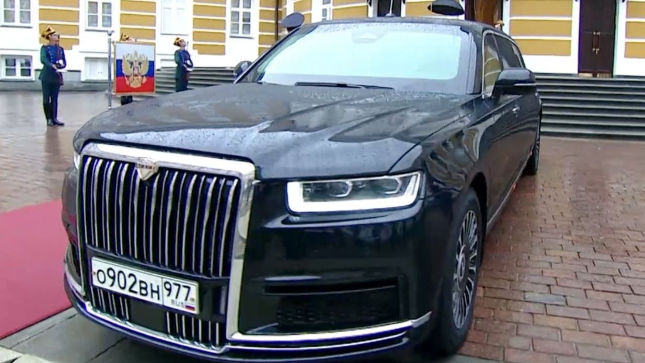 पुतिन की Aurus Senat कार : गोलियों, मिसाइलों और केमिकल अटैक से बचने वाला ‘स्टील का दानव’, ट्रंप ...