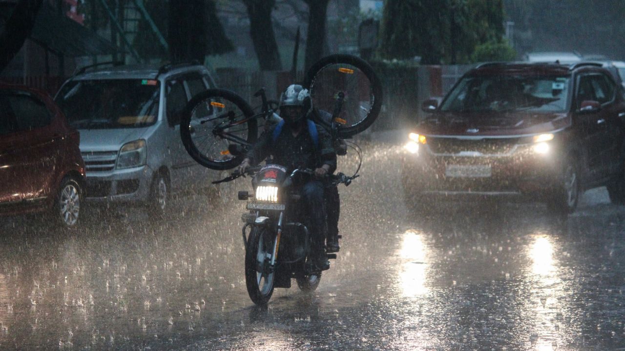 Delhi-NCR समेत इन राज्यों में बारिश-आंधी का अलर्ट, जानें आज कैसा रहेगा मौसम